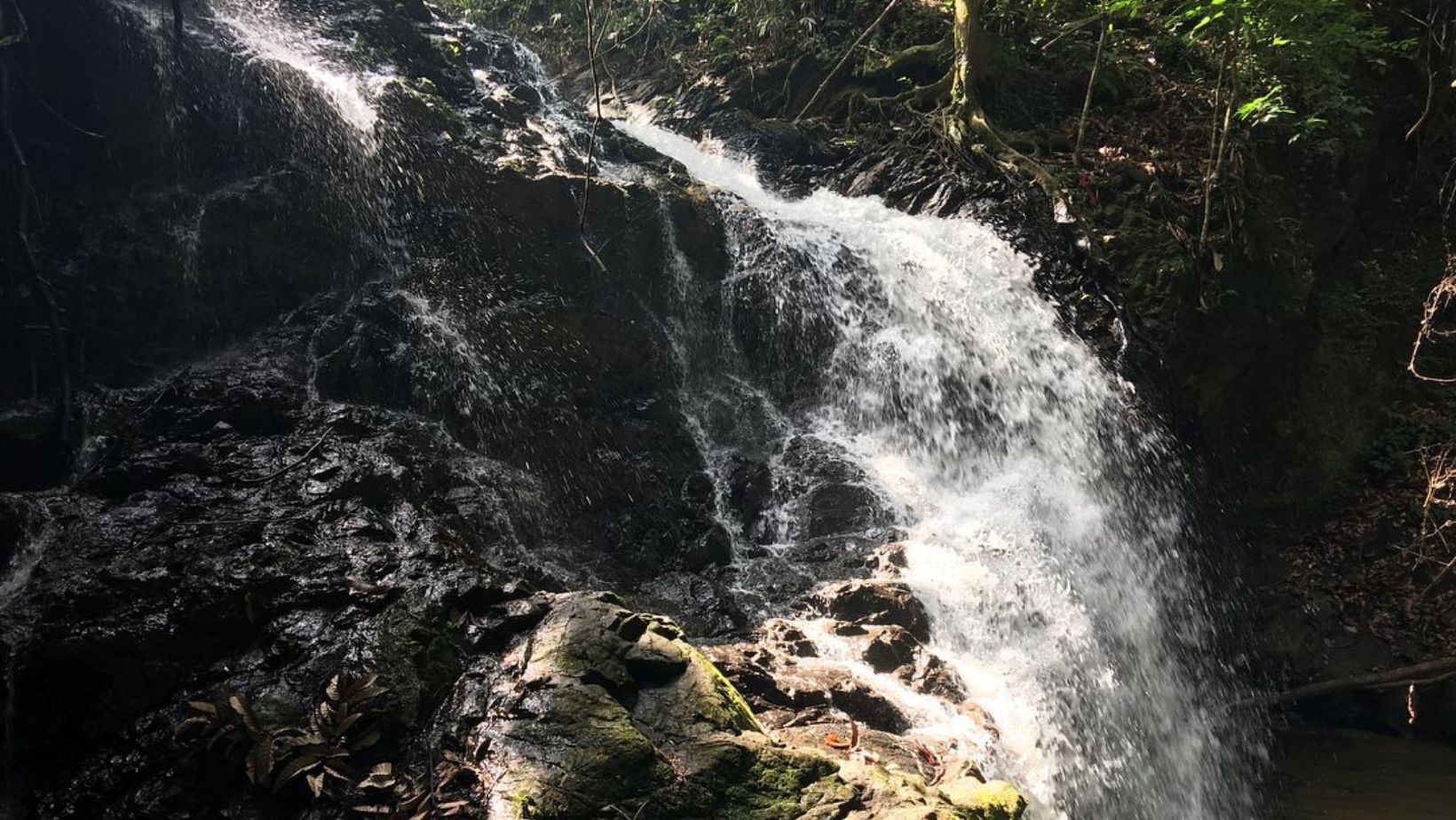 Air Terjun Riam Tikalong di Landak | Atourin