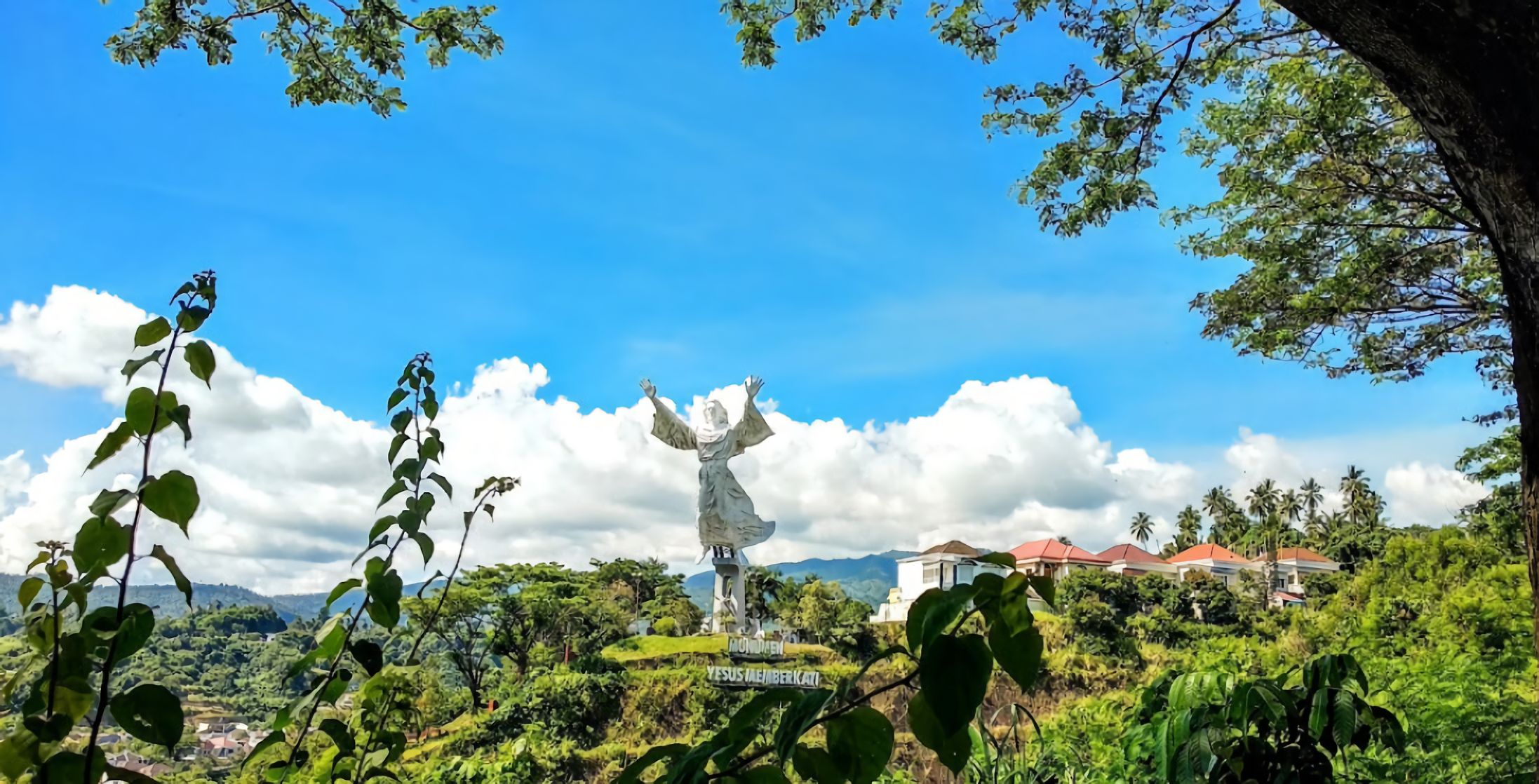 Monumen Yesus Memberkati di Manado | Atourin
