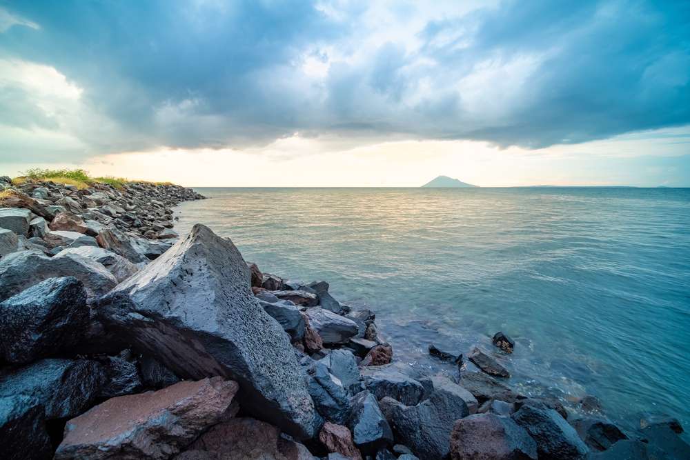 Pantai Malalayang dan Pesona Alam yang Masih Alami
