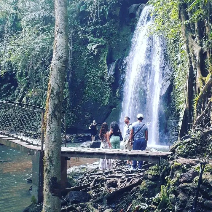 Jelajahi Air terjun Ulu Petanu